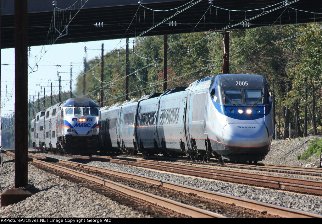 Amtrak train 2166(11) with MARC train 520(11)